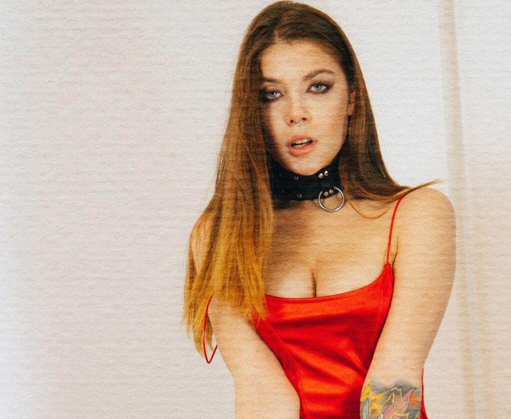 Selain Batur, Miha Nika Juga Bercinta di Tepi Pantai Bali - Bali Politika