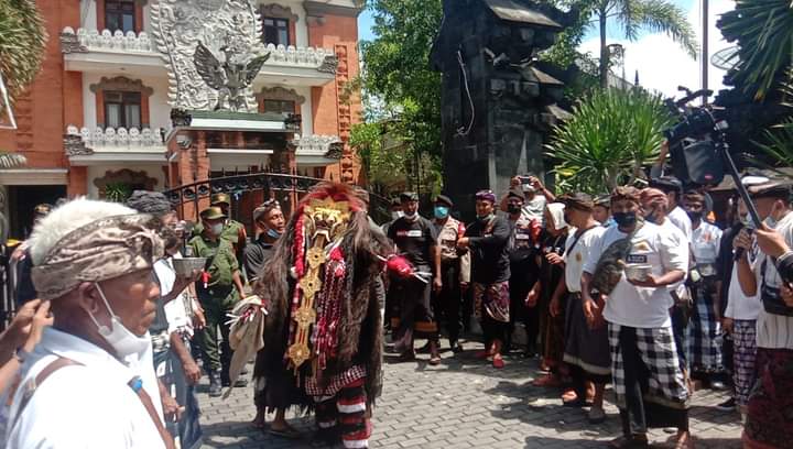 Priambada-Dunia Daftarkan Logo PHDI sebagai Milik Pribadi - Bali Politika