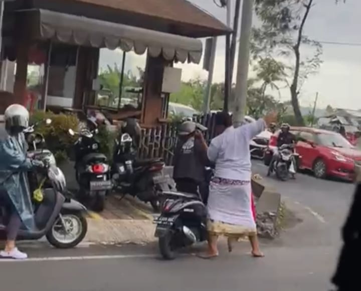 Stres, Ngamuk, Si Mokoh Tebas Pengendara - Bali Politika