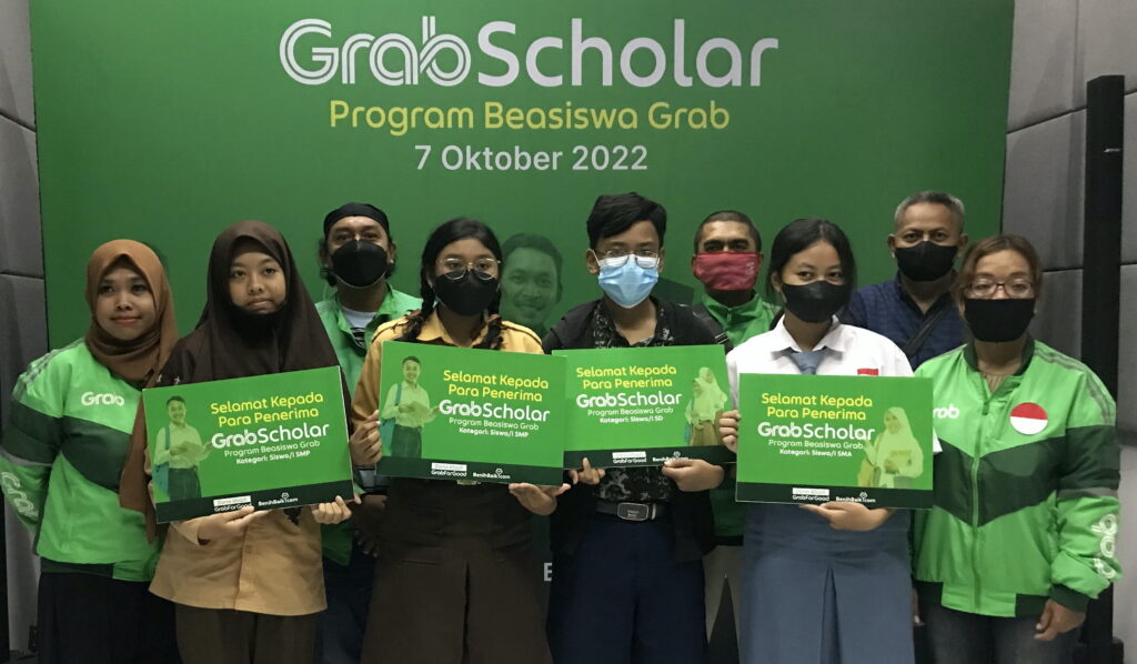 Anak Berprestasi Mitra Grap Raih Beasiswa GrabScholar - Bali Politika