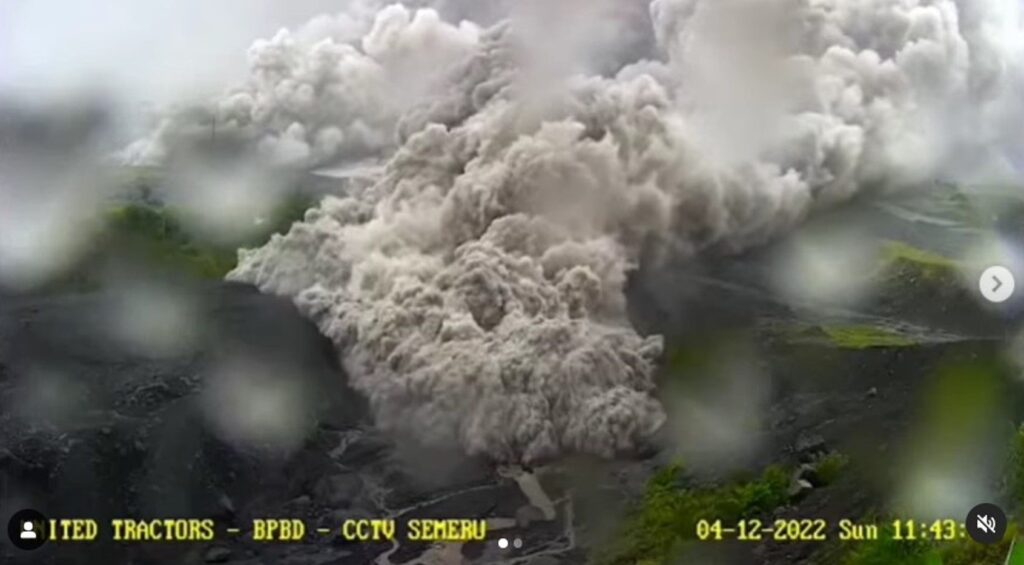 Awan Panas Capai 19 Km, Status Semeru Awas - Bali Politika