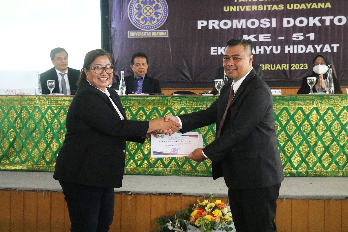 Eka Wahyu Hidayat Raih Gelar Doktor Fakultas Teknik Unud - Bali Politika