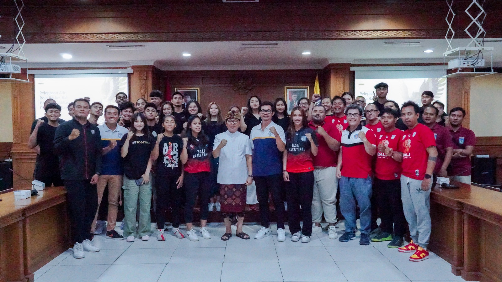 Sekda Wayan Adi Arnawa Lepas Atlet Bola Basket Bali Kualifikasi PON XXI ...