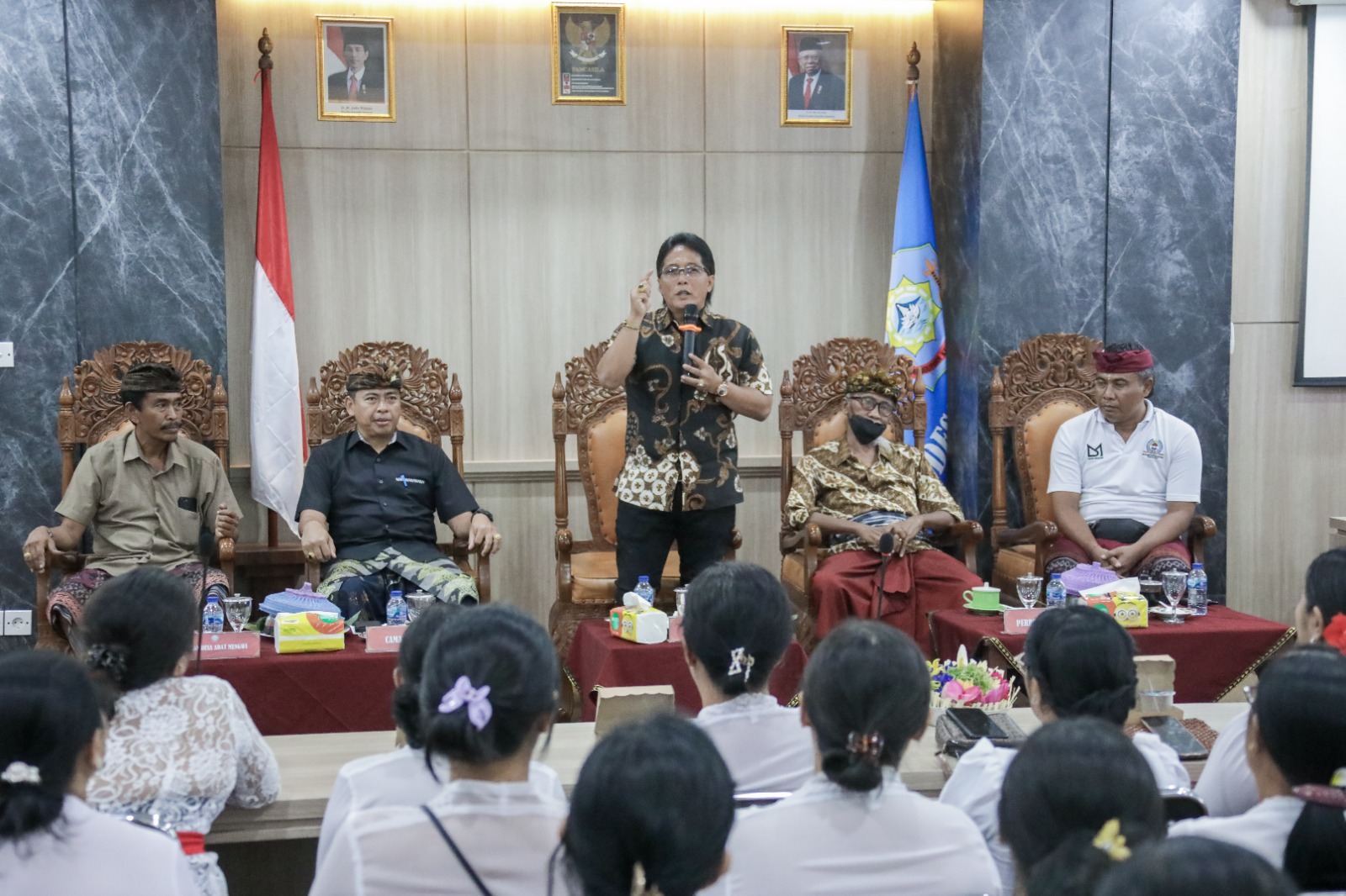 Bupati Giri Prasta Nonton Tayangan Master Plan Desa Mengwi Sekaligus Ramah Tamah Dengan PKK Se ...